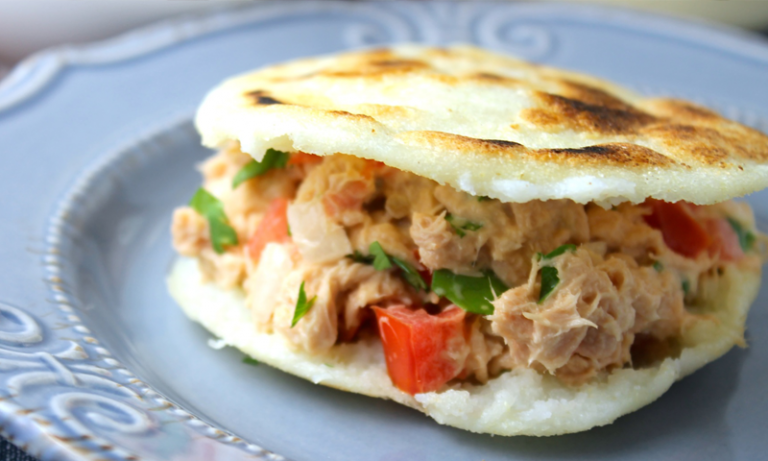 Receta de Arepas rellenas de Pollo y Palta | Alimentos Saludables ...